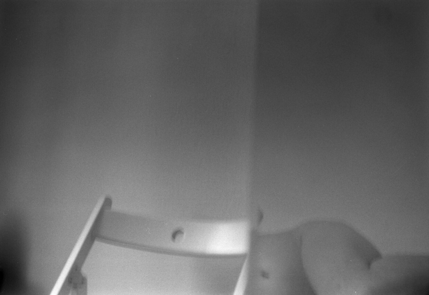 r-wos.org - self portraits with mirror and chair